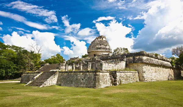 What Are the Must-See Buildings in Chichen Itza?