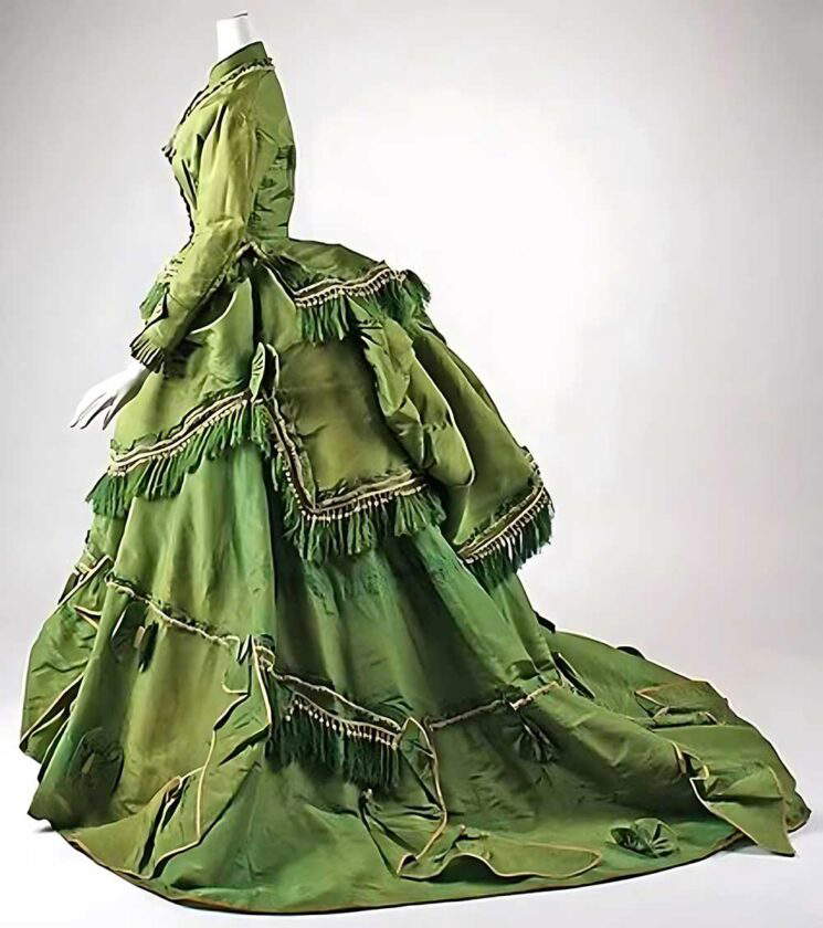 8 Wacky Trends in Fashion History