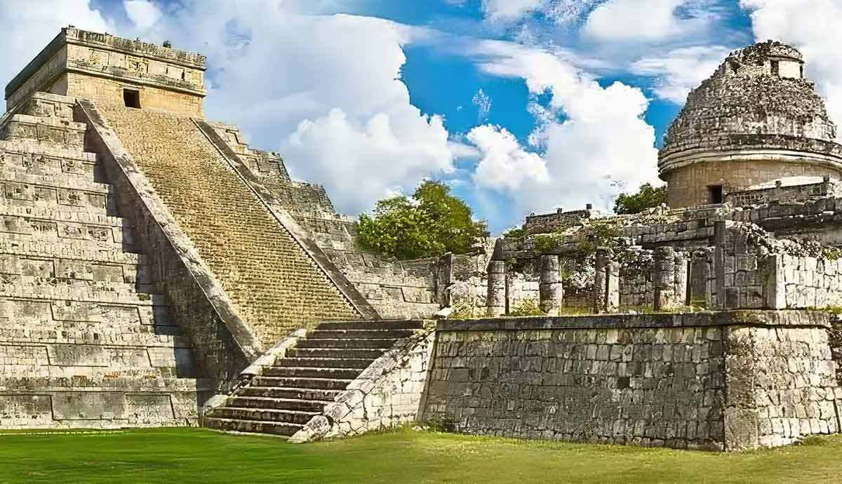 What Are the Must-See Buildings in Chichen Itza?