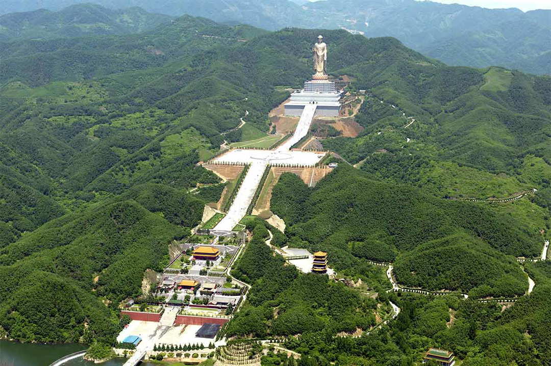 What Can You Expect to See at the Spring Temple Buddha?