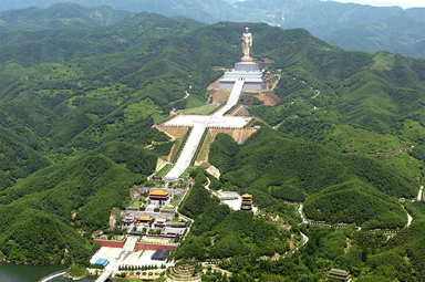 What Can You Expect to See at the Spring Temple Buddha?