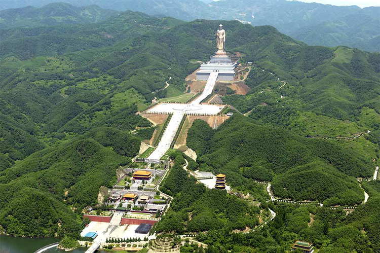 What Can You Expect to See at the Spring Temple Buddha?