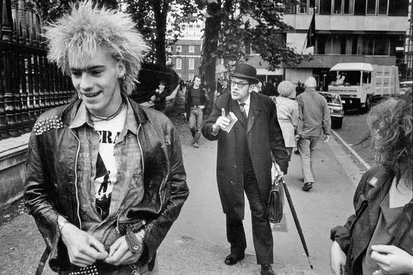 What’s the Difference Between Goth and Punk?