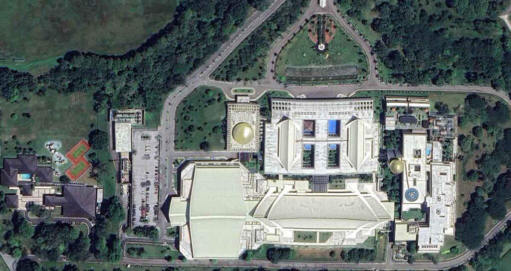 7 of the Biggest Palaces Ever Built