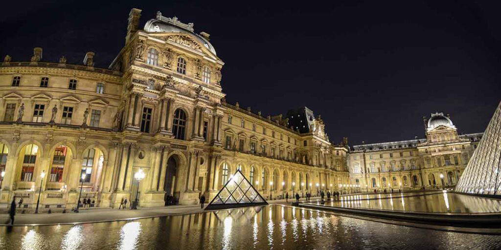 7 of the Biggest Palaces Ever Built