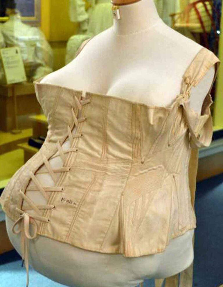 Victorian Fashion: Were Corsets Really That Uncomfortable?