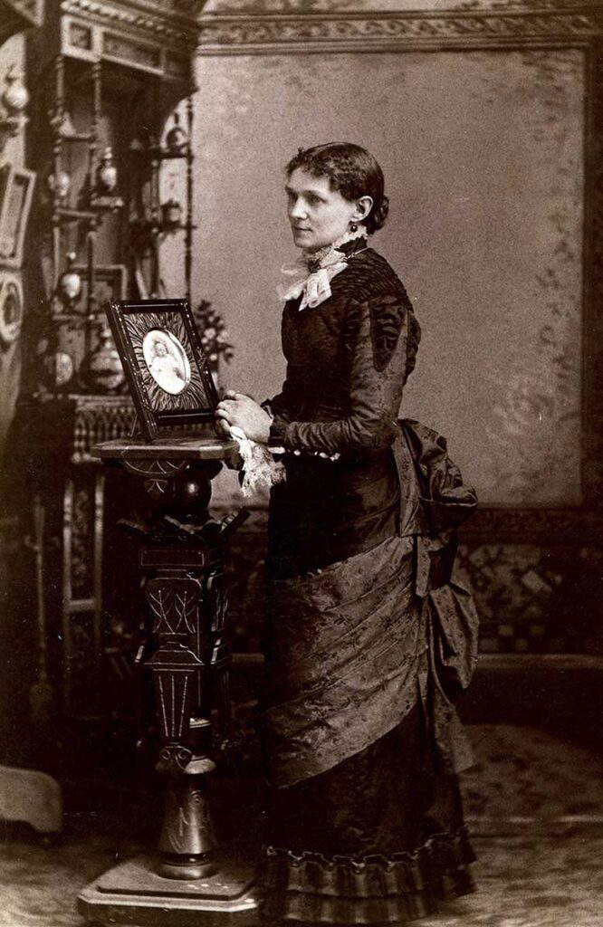 How Did Victorian Fashion Show Grief Through Clothes?