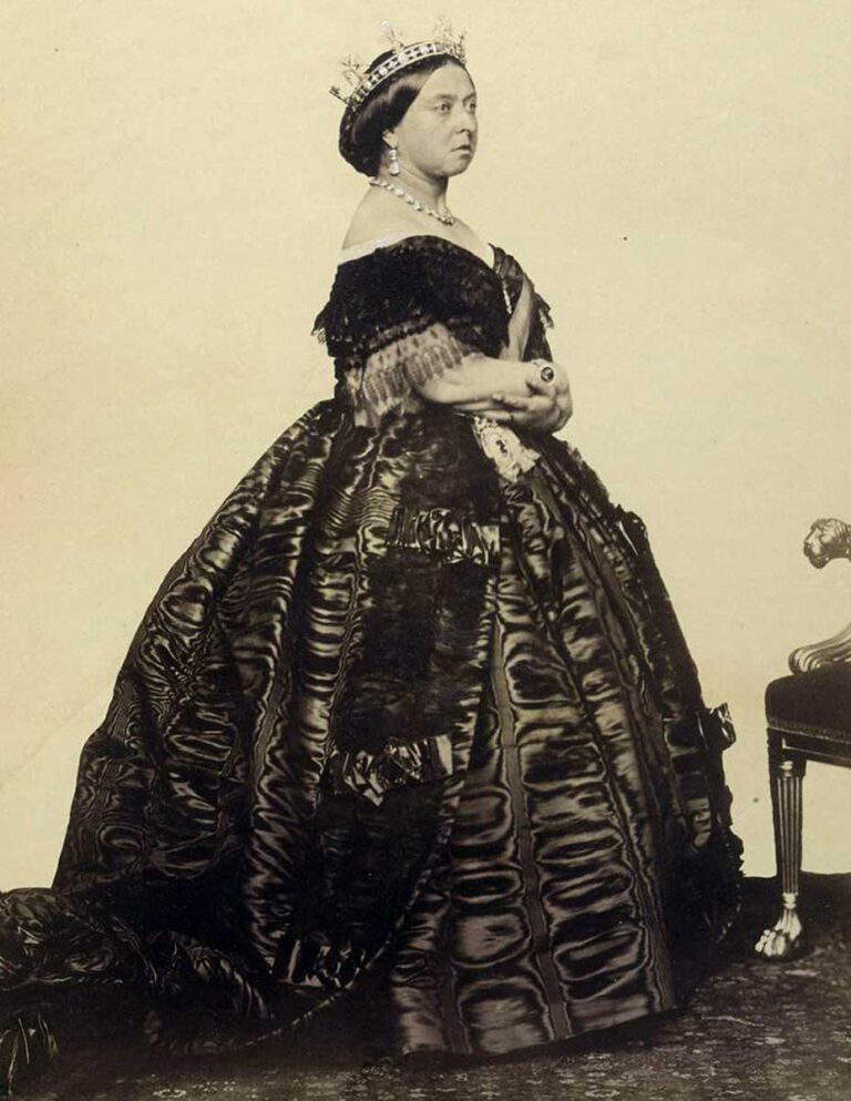 How Did Victorian Fashion Show Grief Through Clothes?